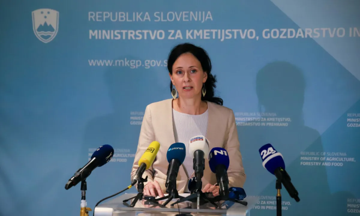 Pesticidi odnesli ministrico, direktorice pa ne