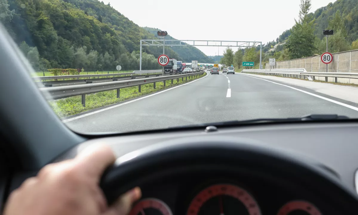 Cestni alarm: Razmere na slovenskih cestah ob 12. uri