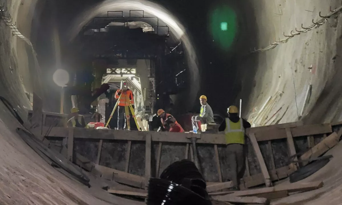 Gradbinci čakajo, da se lotijo mostu čez jamo v predoru