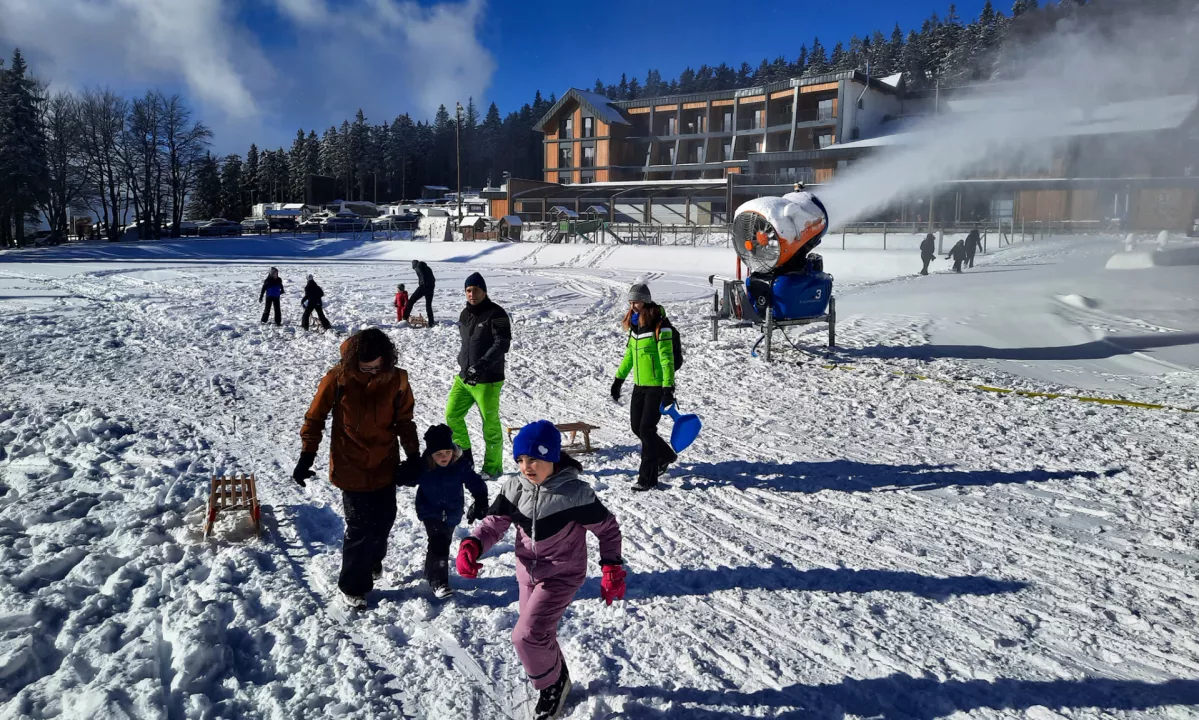 Žičnice so nocoj prvi zagnali na Kopah, jutri na Krvavcu, sledijo še ...