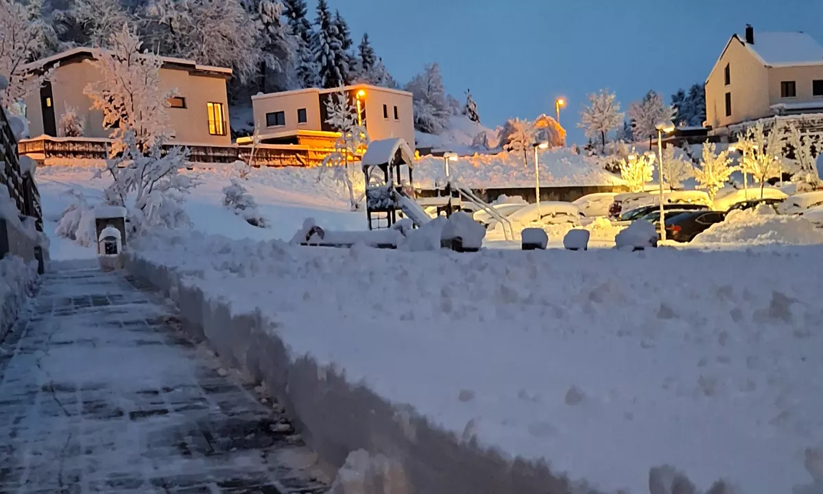 Ponekod je ponoči zapadlo skoraj pol metra snega
