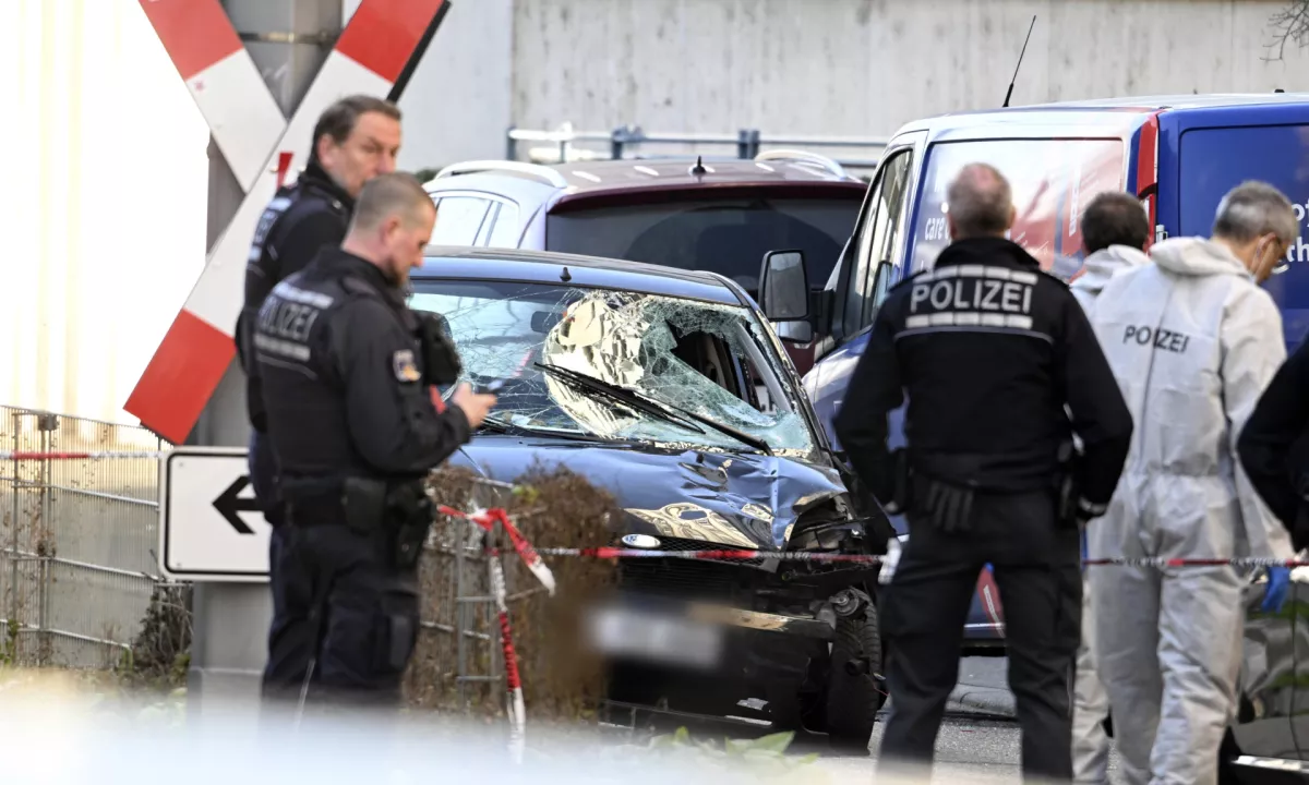 Zapeljal v množico: Dva mrtva, več ranjenih, motiv storilca naj ne bi bil političen