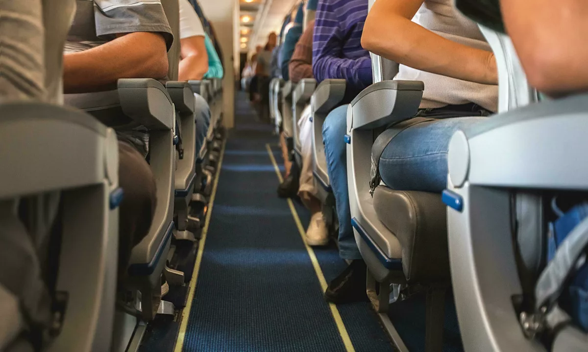 Panika na letalu: Potnik med letom skušal odpreti vrata