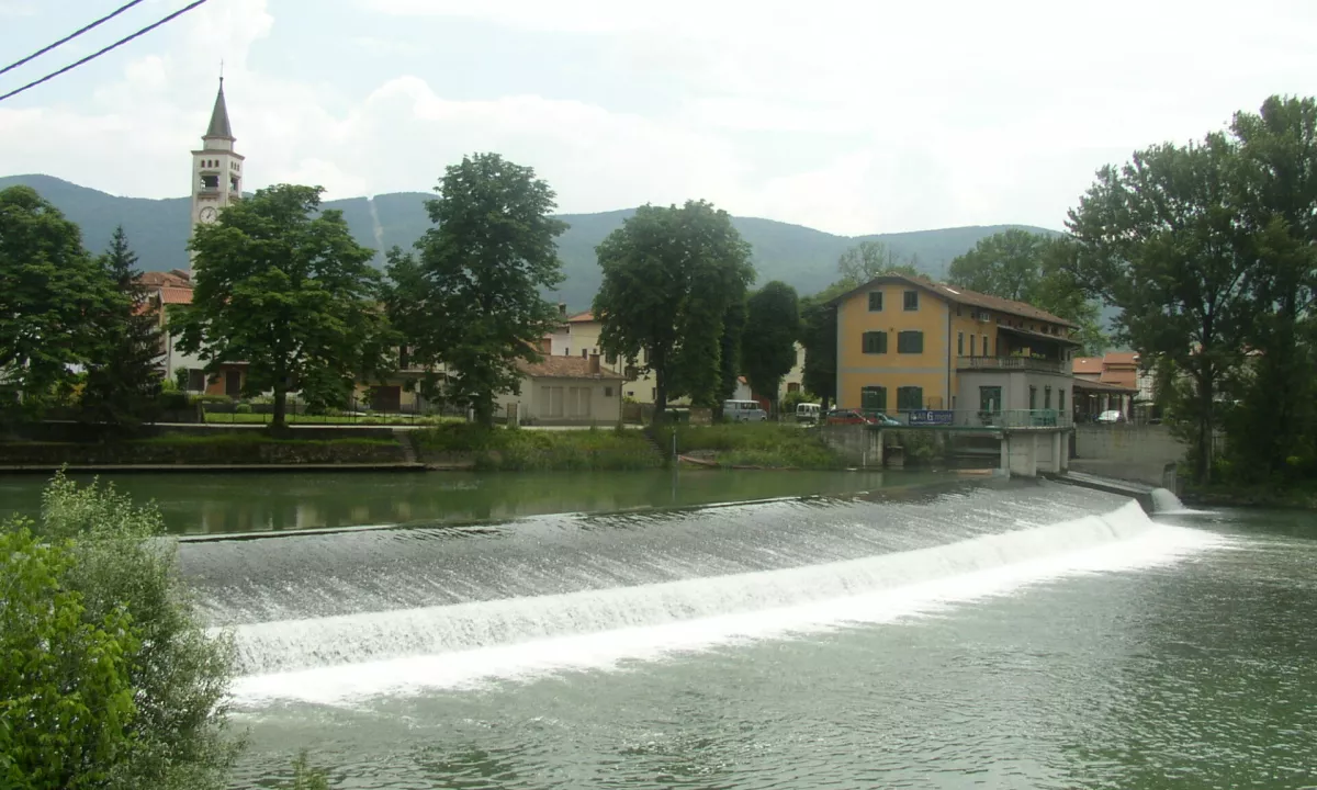 Reka Vipava že prestopila bregove, v petek možna razlivanja tudi drugih rek