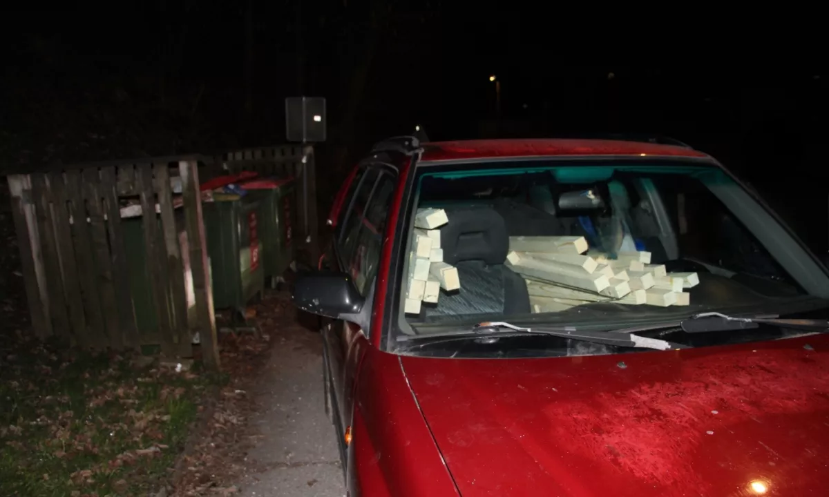 Močno pijani voznik je tovor "pričvrstil" s folijo