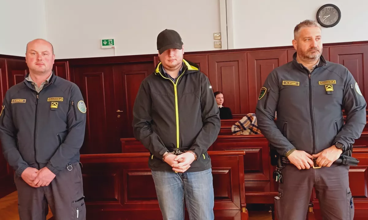 Krivdo valita drug na drugega, na morilski macoli pa so našli DNK obeh