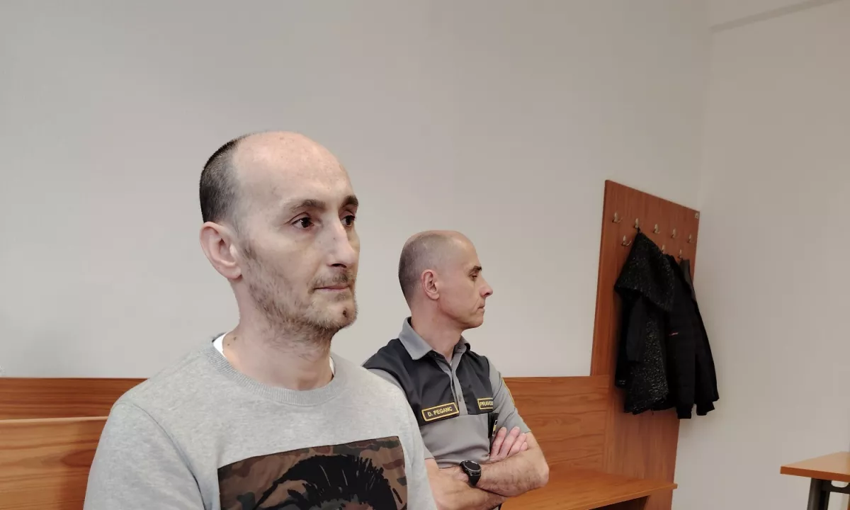 Z nožem zabodel pajdaša, a v javnem stranišču ni šlo za poskus uboja