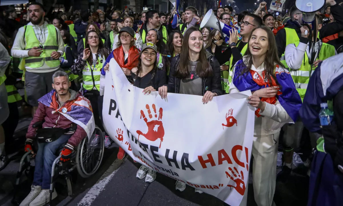 V Srbiji ob petih mesecih od novosadske tragedije številne spominske slovesnosti