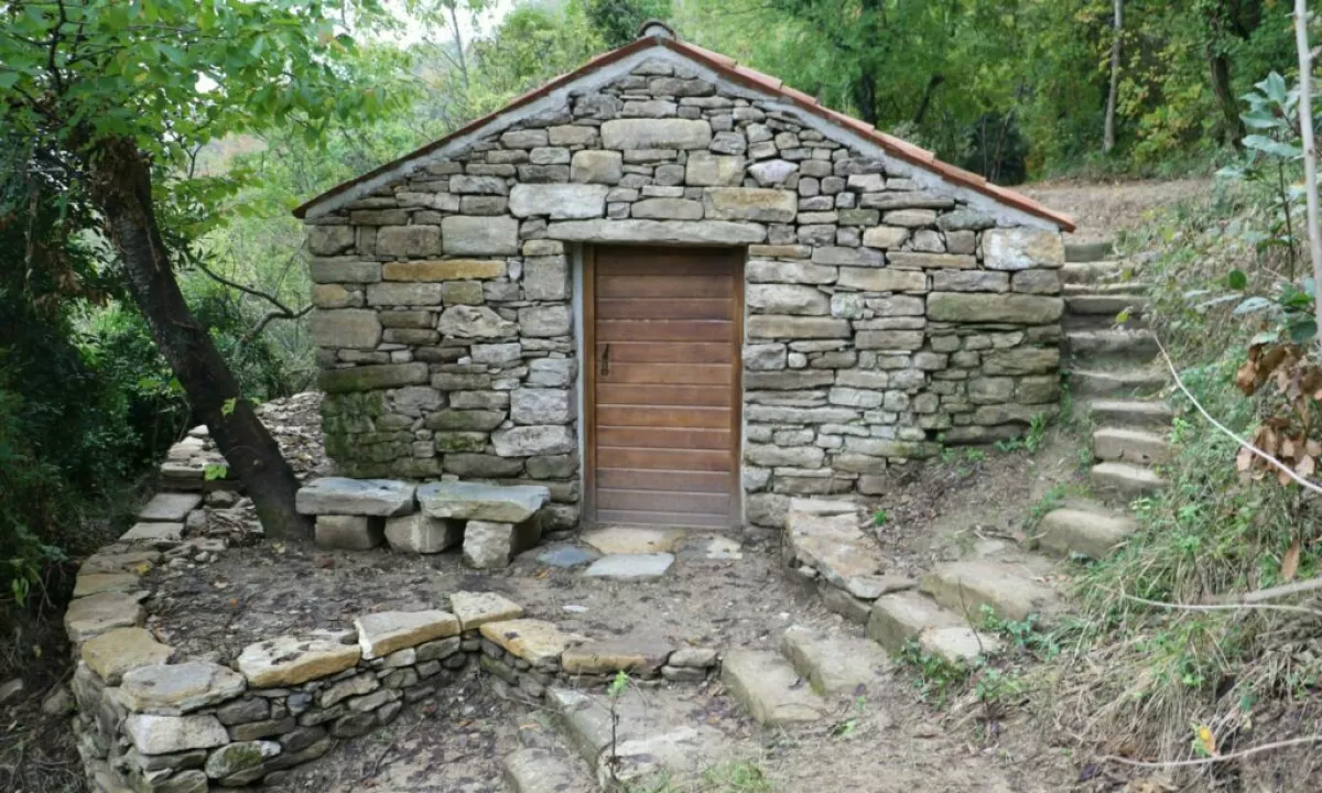 Kažeta v Strunjanu je bila tarča nerazumne človeške objestnosti