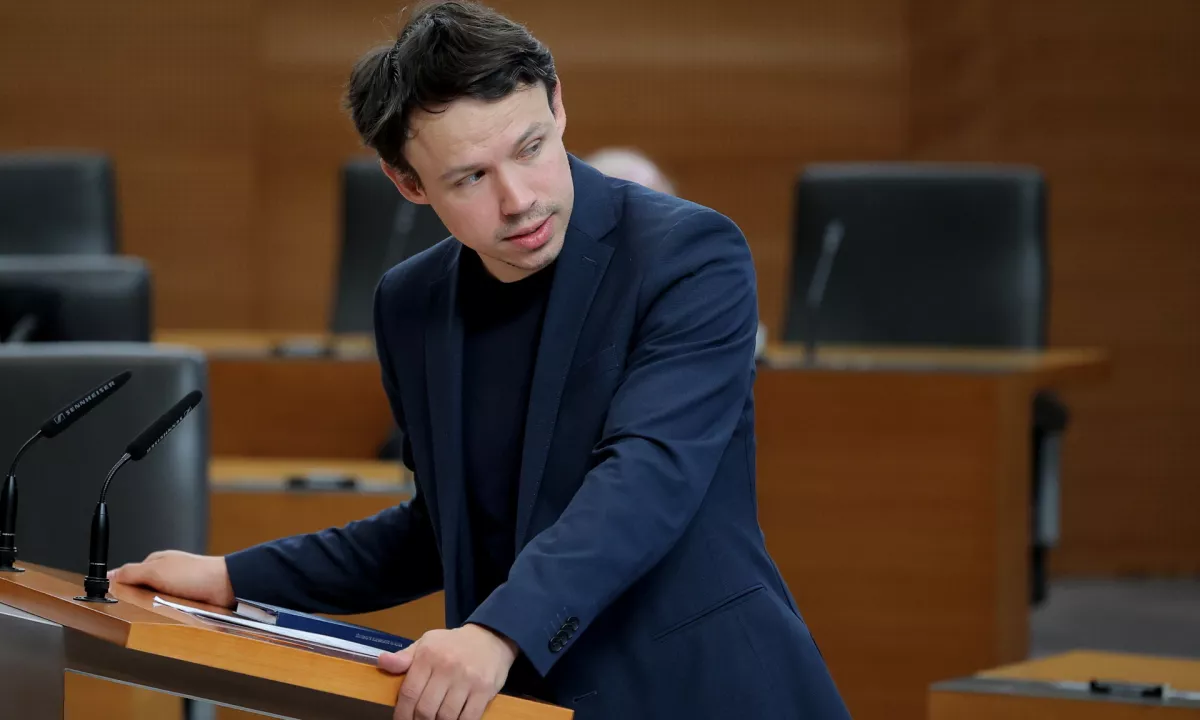 Poslanec SDS Hoivik še Prešerna zlorablja, 3.