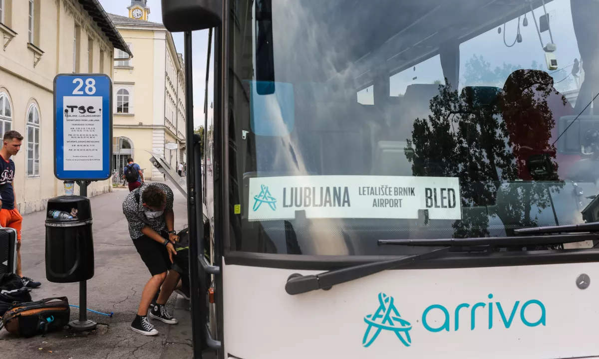 Avtobusi s polurnimi zamudami