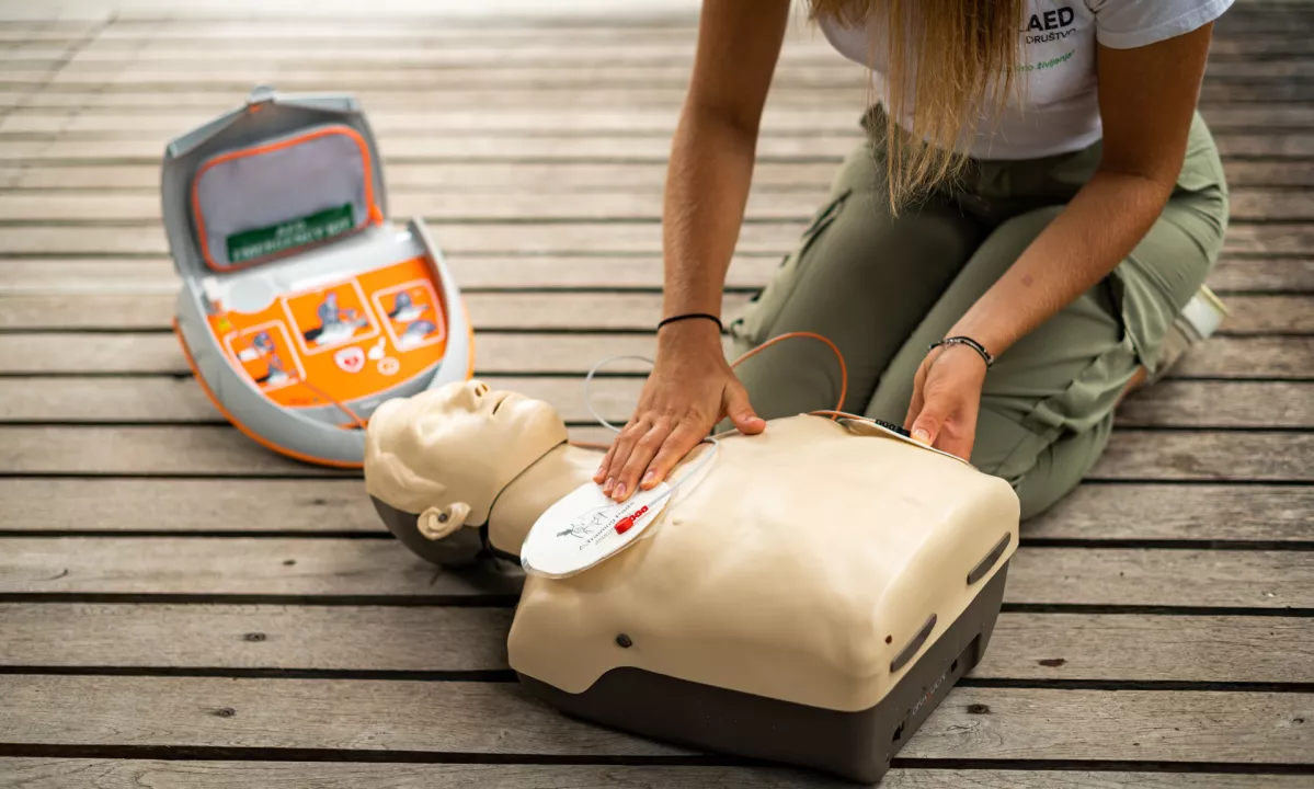 Vsem slovenskim občinam omogočili nakup AED naprave