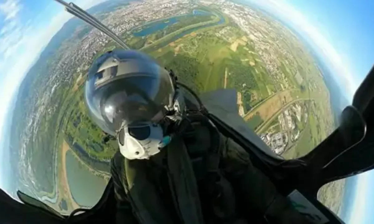 Spektakel na nebu: Posnetek iz pilotske kabine hrvaškega lovca