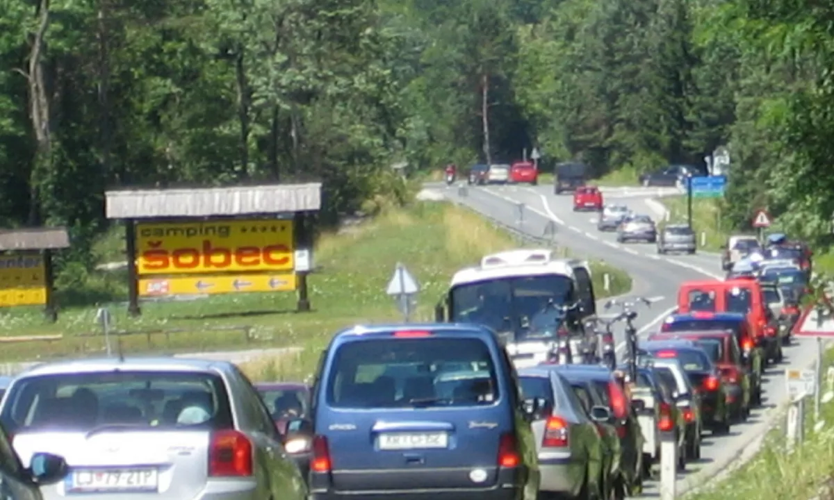 Promet: dan so zaznamovali številni zastoji na vseh koncih Slovenije