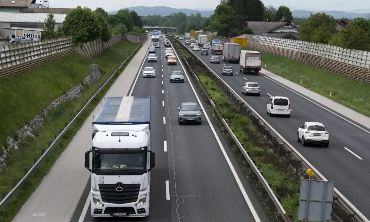 Praznični dnevi prinašajo prometne zastoje: Kako se izogniti gneči na slovenskih cestah