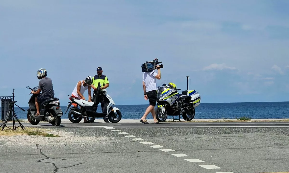 Pijan in zadet z mopedom v avto