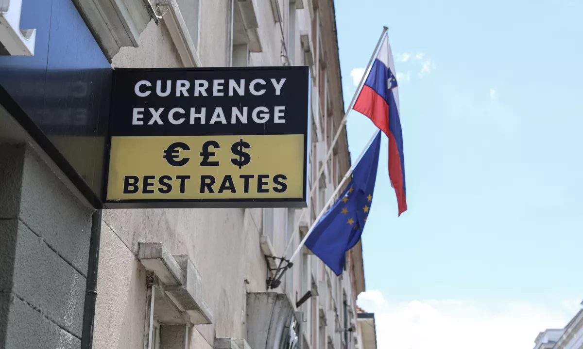 Z dopusta z eksotično valuto? Albanskih lekov ali tajskih bahtov se ...