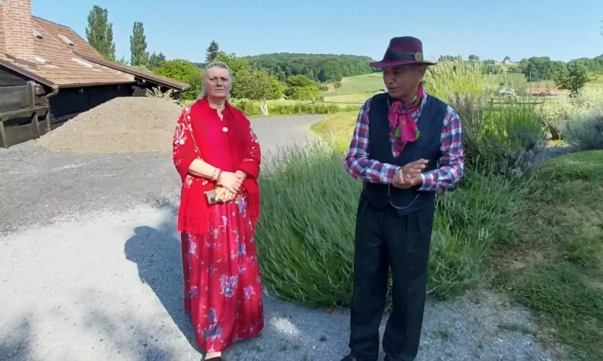 Plava Ciganka in prvi romski diplomant: Lovari s tradicijo rušijo predsodke