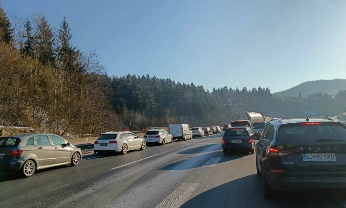 Zaradi nesreče zaprt vozni pas proti Fernetičem