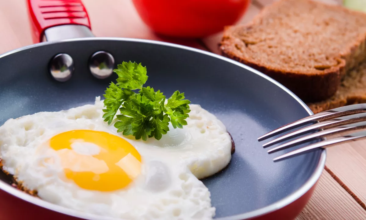 Pozabite na sol in poper: sestavina, ki bo vaša jajca na oko izboljšala za vselej