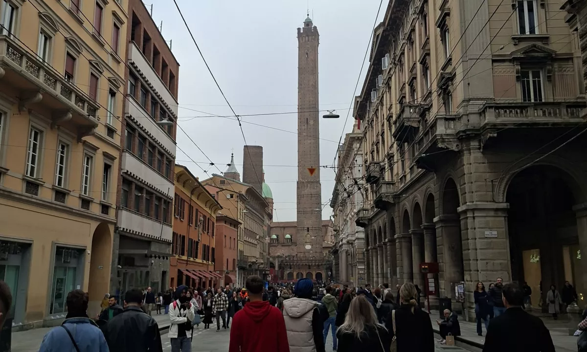 Nam najbližji poševni stolp je v Bologni