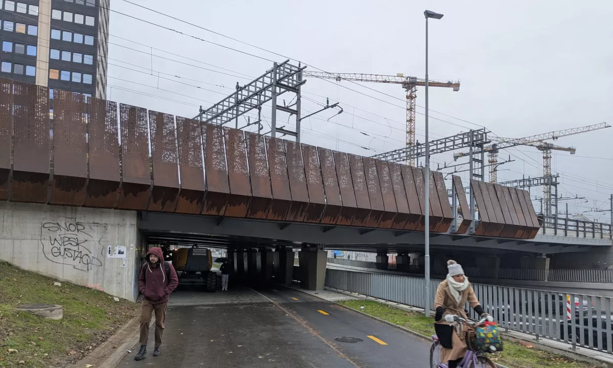 Novi nadvoz na Dunajski preseneča: »Že zarjavel, pa ga še dokončali niso«