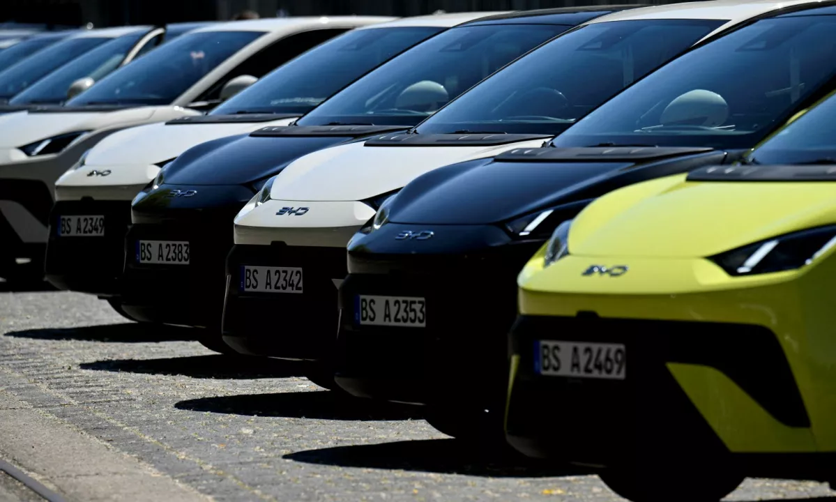 Kitajski BYD bo letos po prodaji električnih vozil prehitel Teslo