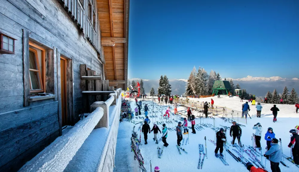 Družinam prijazno smučišče s štirimi progami. Koliko stane dnevna ...