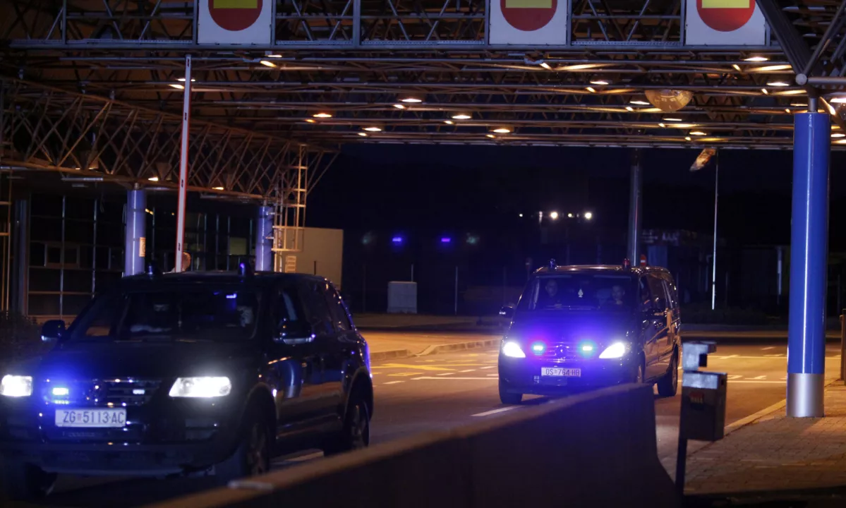 Zadet in z otrokom v BMW-ju vijugal po cesti in se zaletaval v ograjo