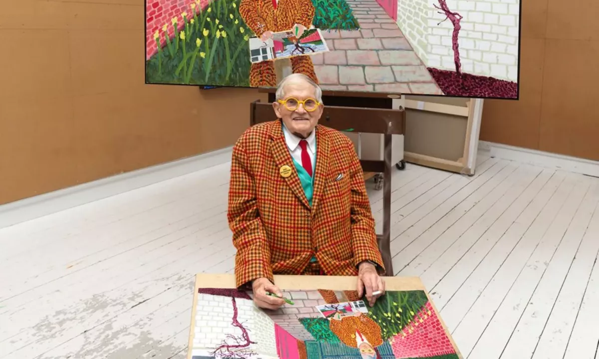 Umrl je David Hockney, slikar svetlobe, bazenov in neukrotljivega pogleda