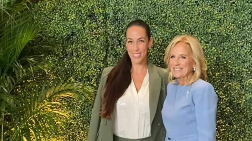 Tina Gaber kosi z Jill Biden, Borut Pahor pa s Kennedyjevimi