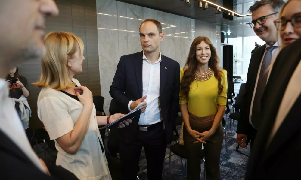 Anže Logar je prerezal popkovino z Janšo in SDS